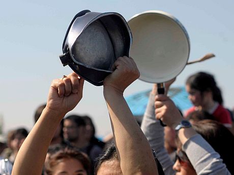 Estudiantes realizaron un cacerolazo en la Parada Militar