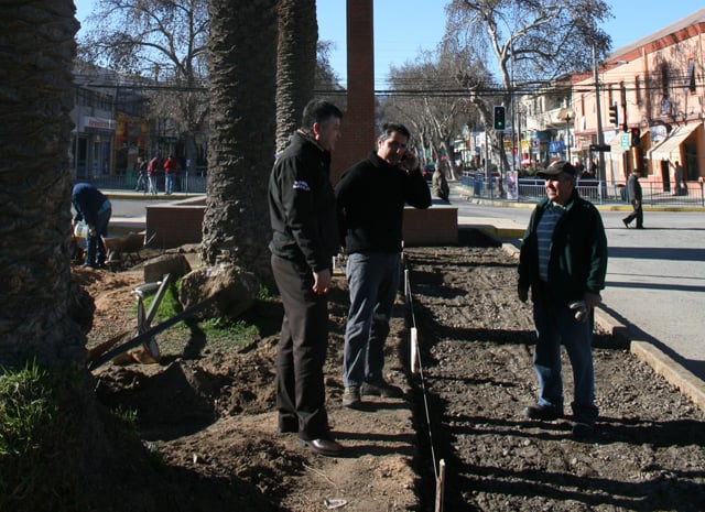 Alcalde de Limache visitó mejoras que se realizan en bandejón central de avenida Urmeneta