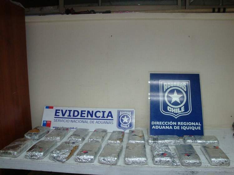 Aduanas descubrió más de 13 kilos de marihuana ocultos en un doble fondo de un vehículo en Iquique