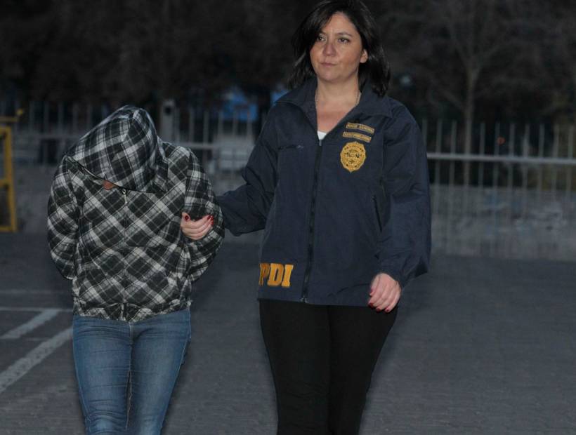 Detuvieron infraganti a mechera que robaba al interior de Falabella en ... Detuvieron infraganti a mechera que robaba al interior de Falabella en ...