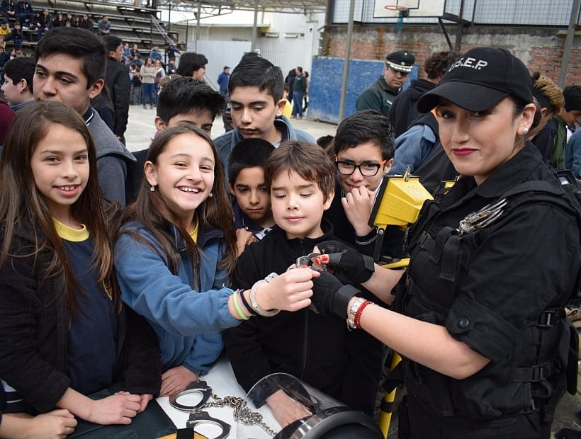 Niños conocieron la labor de los gendarmes en Puerto Montt