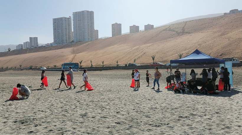 Día de la tierra: Municipalidad de Iquique realizó limpieza de playa Huayquique