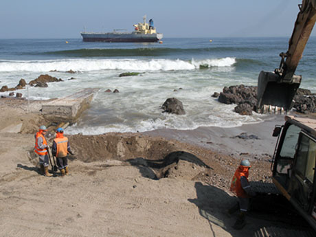 La empresa Shell cambia la arena en la zona contaminada de "Las ...