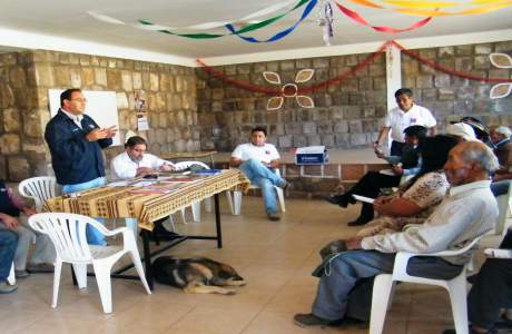 Los pobladores de Parca reciben información de gobierno
