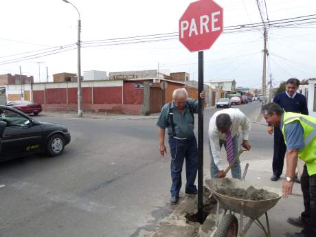 El más que digno signo pare de cartón fue reemplazado por uno original