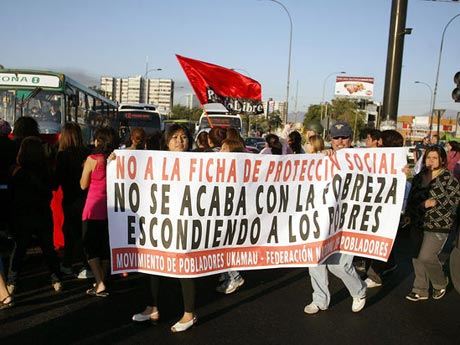 Pobladores encendieron barricadas en distintos puntos de Santiago e ...