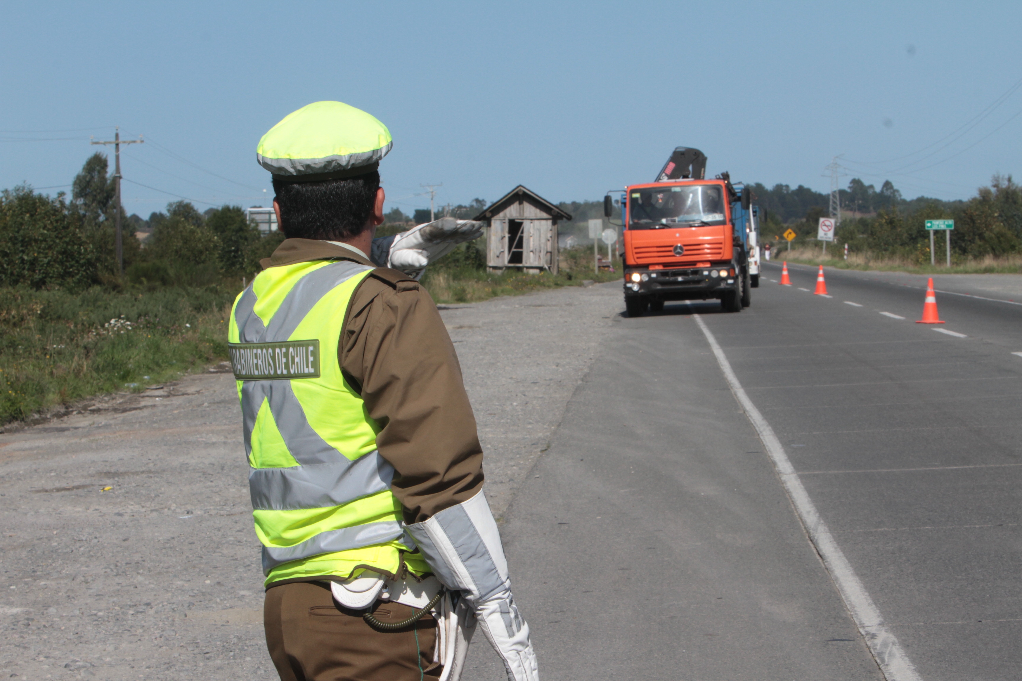 Fiscalizan camiones en ruta a Pargua por derramar líquidos