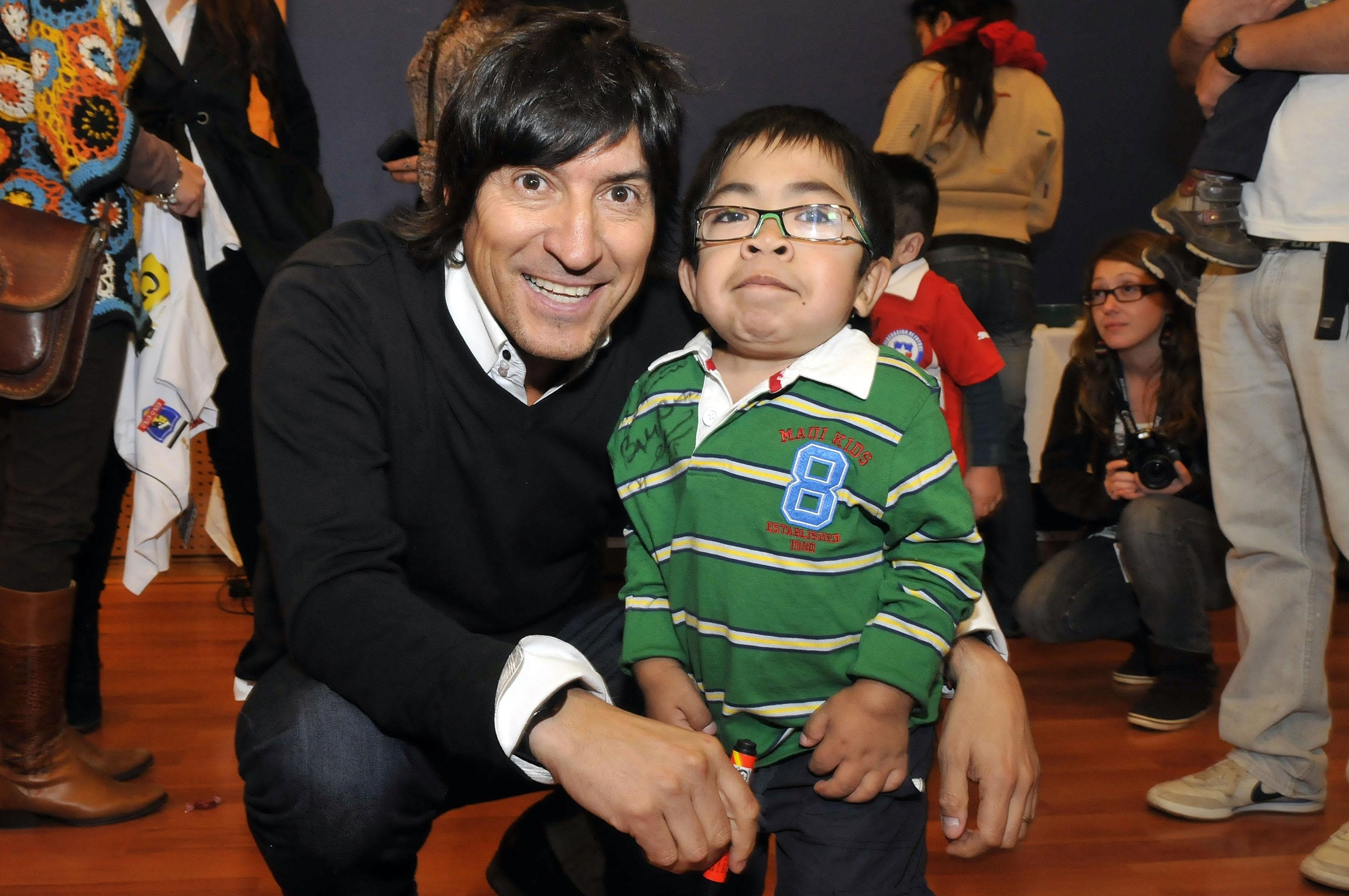 Iván Zamorano invitó a niño de Calama a Ciudad Deportiva