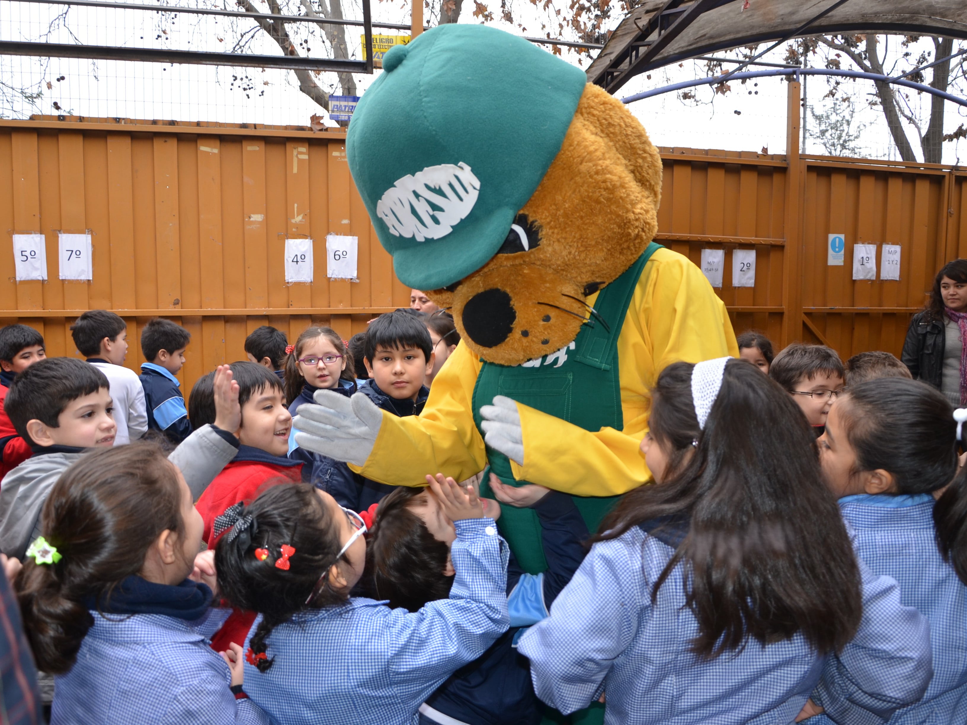Forestín celebró su cumpleaños 36 junto a escolares | soychile.cl