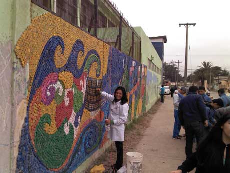 Colorido mural se realiza con 70 mil tapas plásticas y de aluminio ...