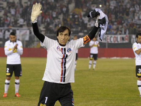 Estrellas del fútbol chileno golearon a Colo Colo en beneficio al ...