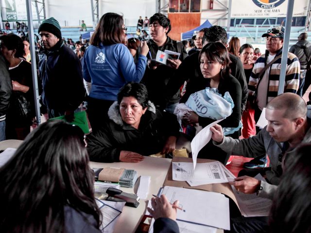 Cientos de personas llegaron hasta la feria informativa para la ...