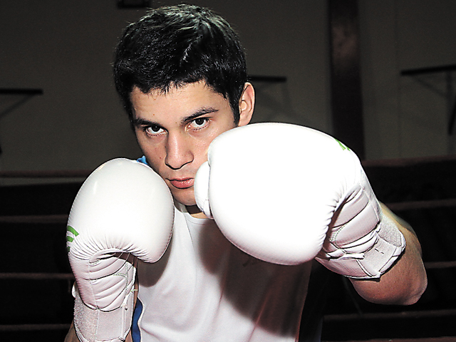 El boxeador Ángelo Báez: "Quiero terminar este año siendo campeón de Chile"