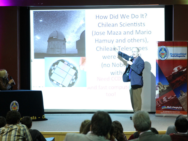 Premio Nobel de Física dictó charla a estudiantes antofagastinos