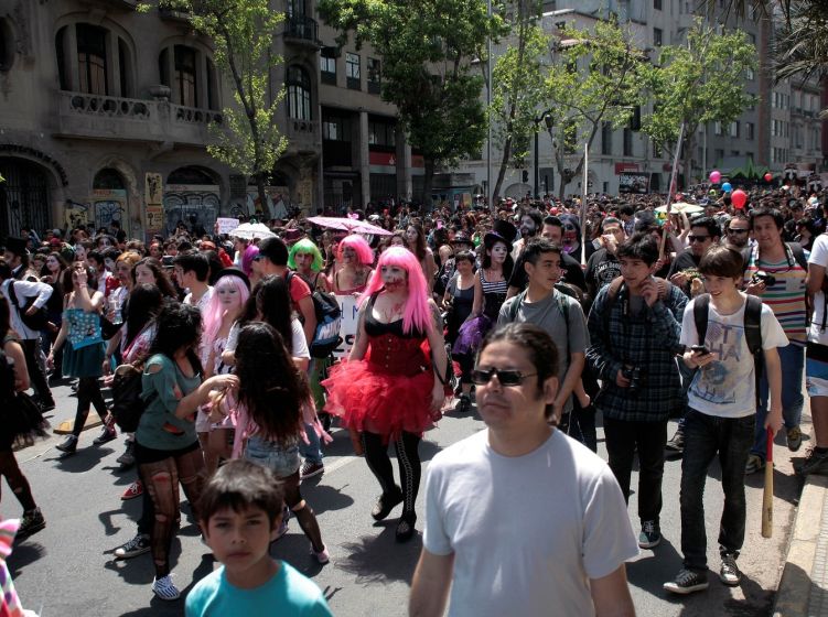 Más de cinco mil “zombies” llegaron al centro de Santiago en la marcha ...