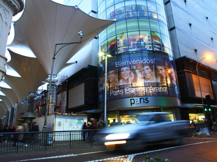 Pánico en multitienda: ascensor con cinco personas cayó desde el 7º al ...