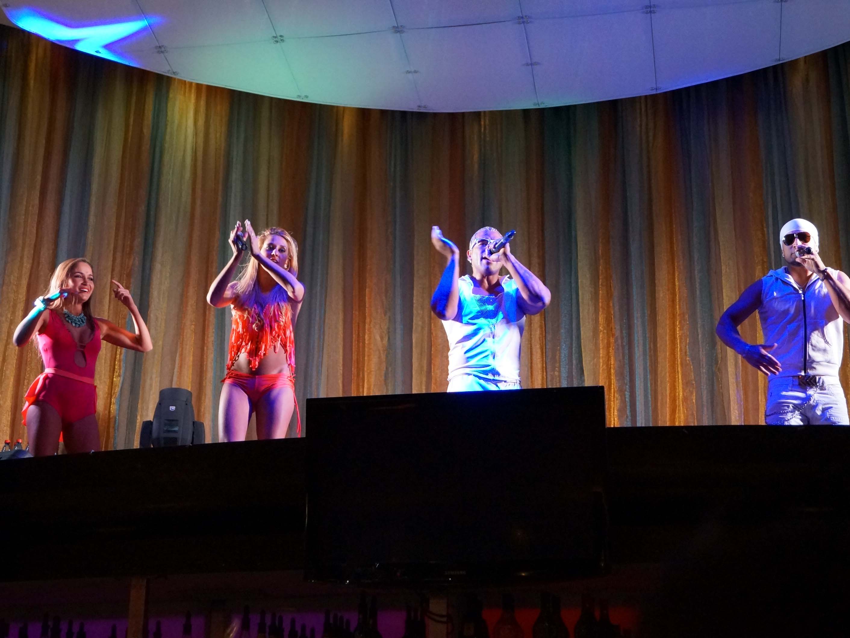 El show musical de Axe Bahía repletó el casino de Calama