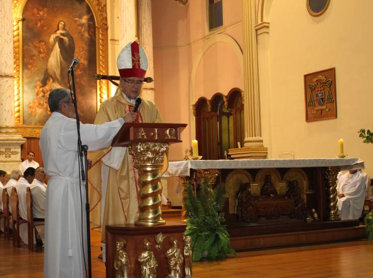 Más de 200 personas despidieron al monseñor Pablo Lizama en la catedral ...
