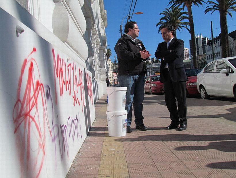 Gobernador anunció medidas para frenar rayados en edificios y monumentos
