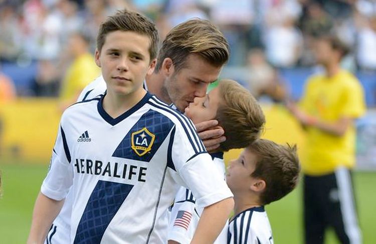 El hijo mayor de Beckham firmó en el Arsenal de Alexis