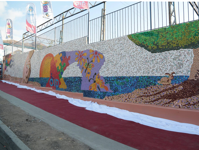Inauguraron mural hecho con más de 30 mil tapas plásticas en Antofagasta