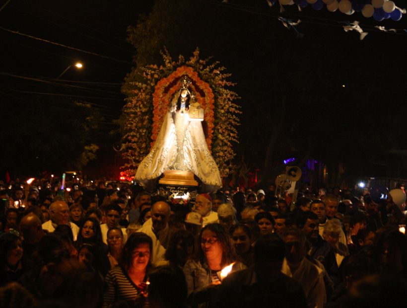 La noche de la Procesión de las Candelas congregó a miles de fieles ...