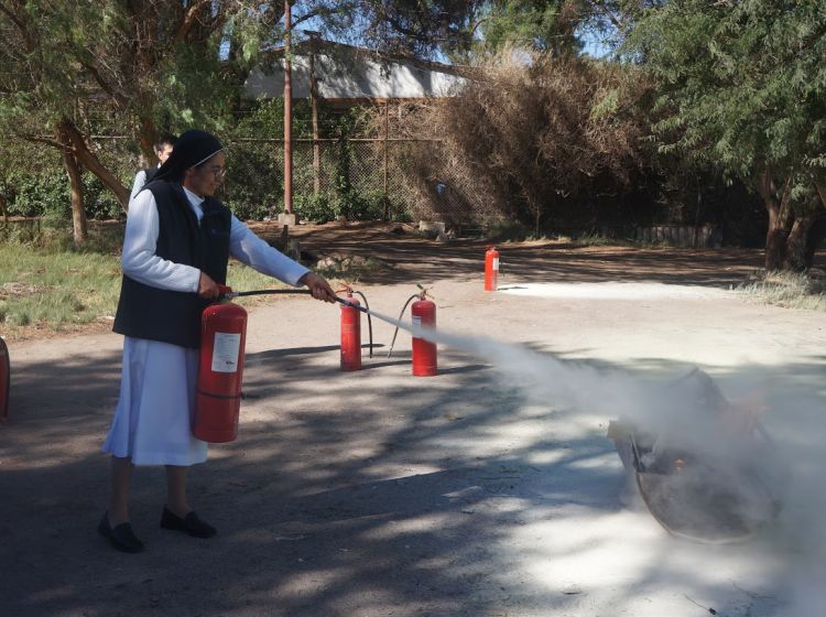 Monjas calameñas aprendieron a utilizar extintores para combatir incendios