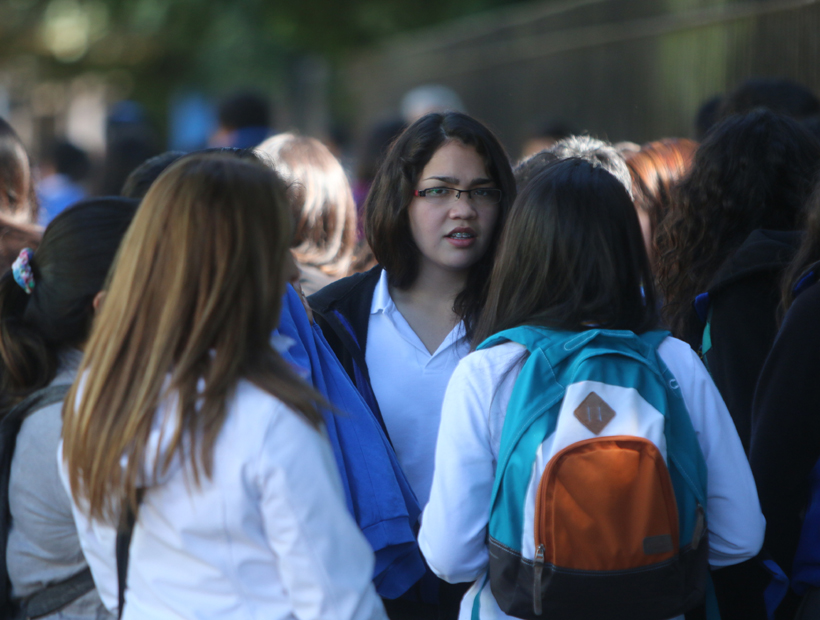 Plantean extender la jornada de estudiantes de cuarto medio para ...