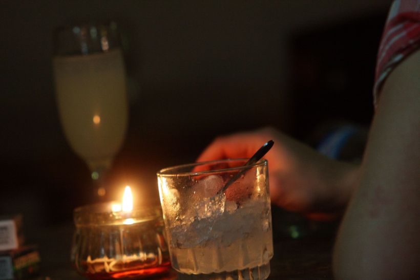 ¿Cómo diferenciar a un bebedor social de una persona que sufre alcoholismo?