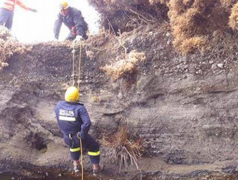 Queilen: bomberos se capacitan en rescate en altura