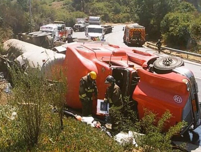 Volcamiento de camión de carga provoca alta congestión vehícular en Ruta 66
