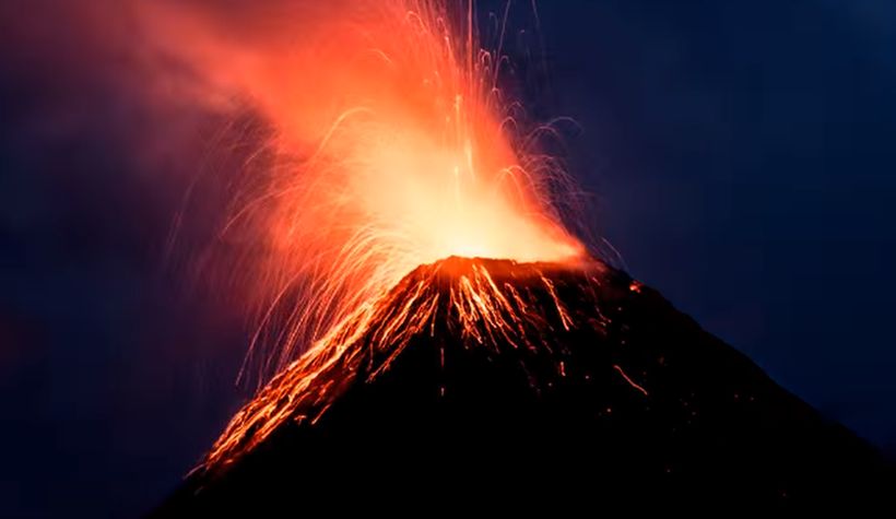 Volcán de Fuego de Guatemala entró en fase eruptiva con fuertes explosiones