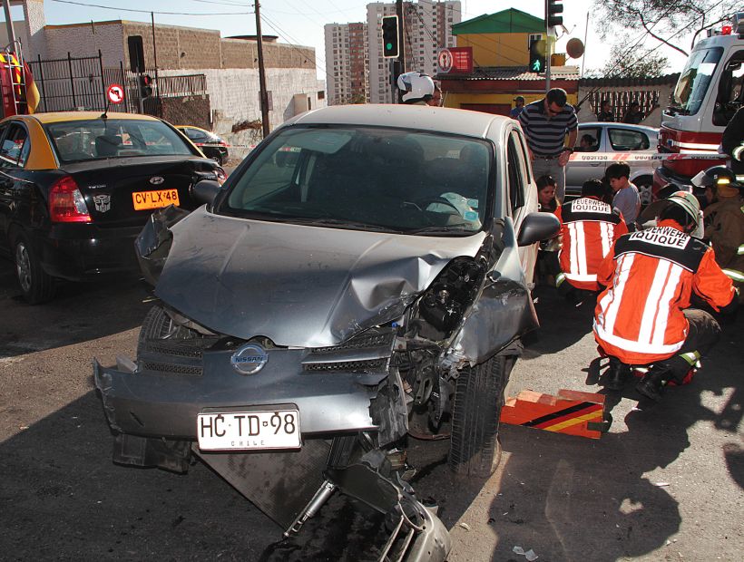 Una violenta colisión entre un colectivo y un auto dejó tres lesionados ...