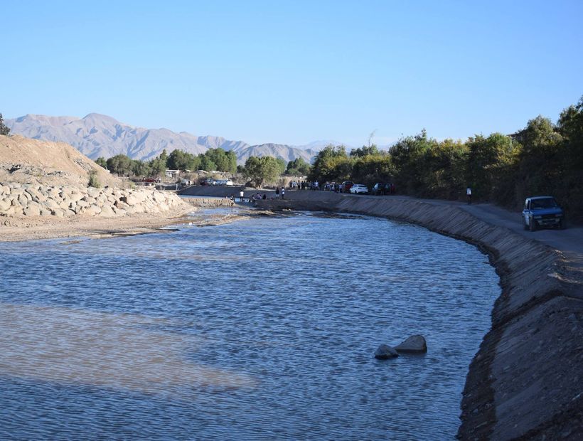 Los niños disfrutan bañarse en el Río Copiapó