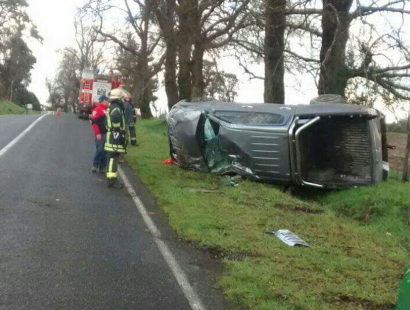 Una embarazada resultó lesionada tras un volcamiento vehicular en Osorno