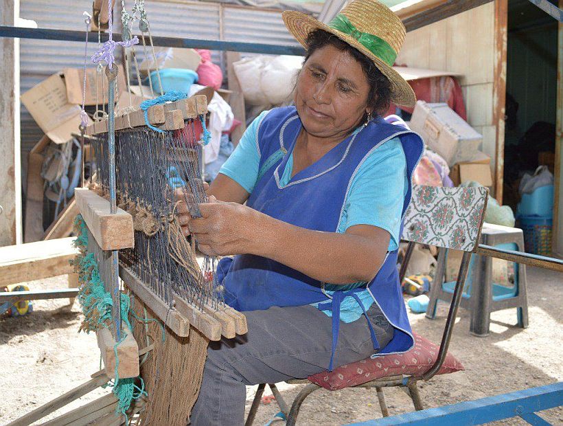 Artesana textil aymara entregó poncho cacique a Papa Francisco