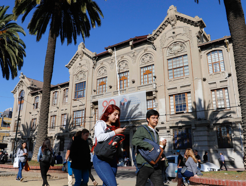 Tras 43 días los alumnos de la Pucv volvieron hoy a clases tras extenso ...