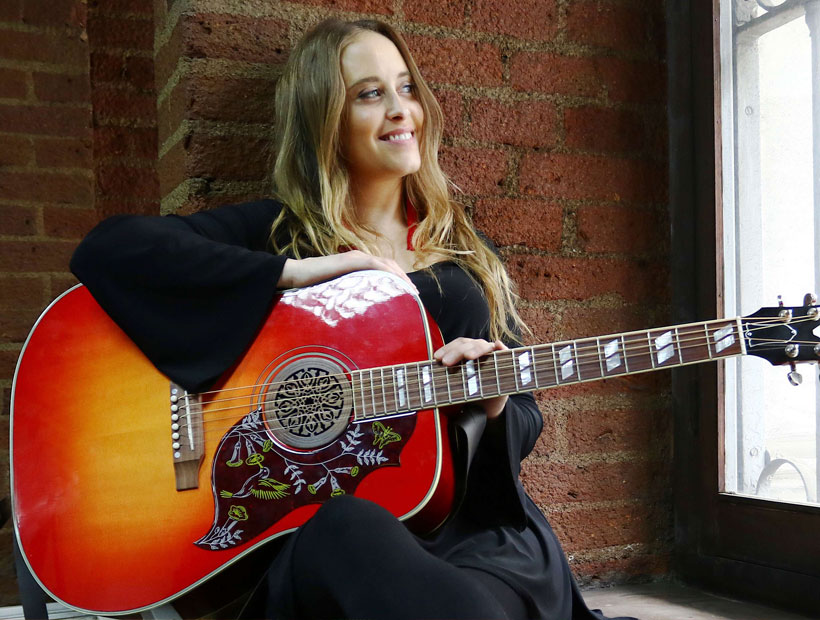 [VIDEO] Consuelo Schuster y su nuevo single: “Me enamoré porque tiene ...