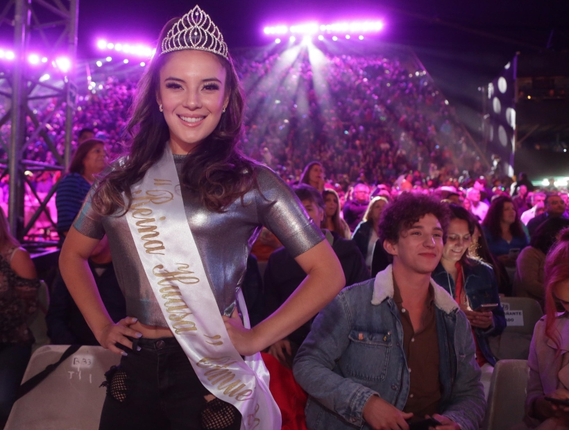 Chantal Gayoso llegó con su banda y corona a celebrar al Festival del ...