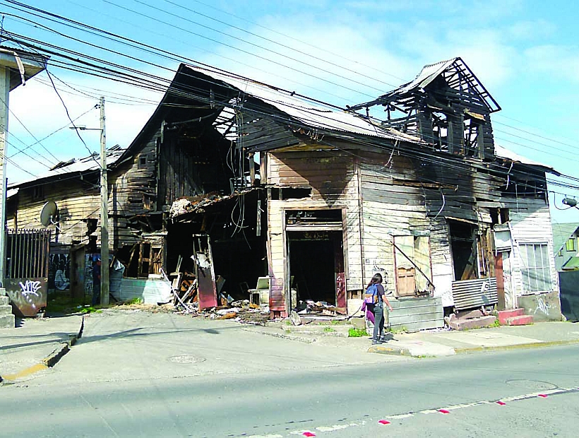 Casona que se quemó en el centro de Puerto Montt está a punto de colapsar