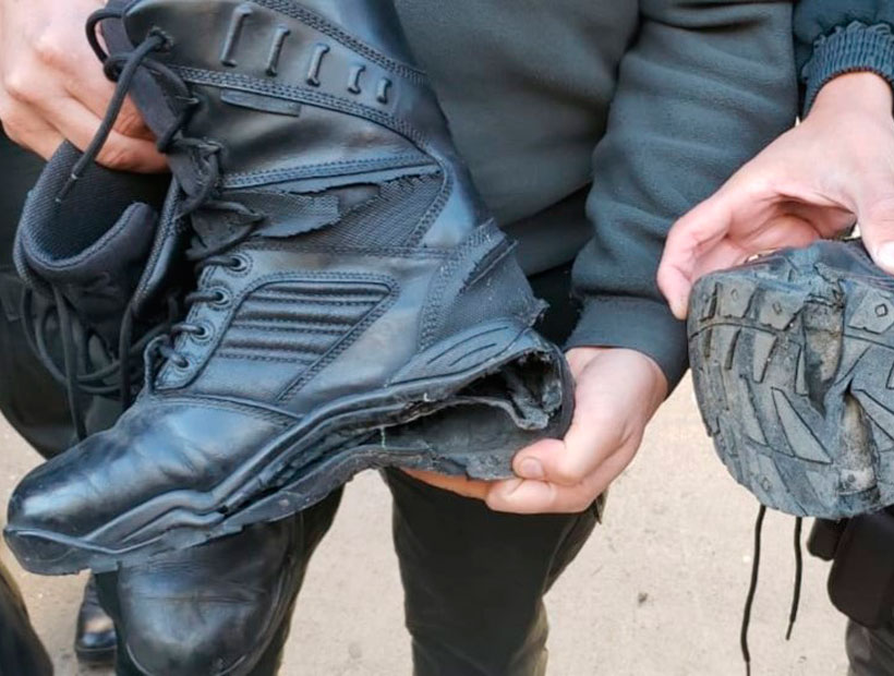 Gendarmes protestan descalzos porque deben trabajar con botas rotas en ...