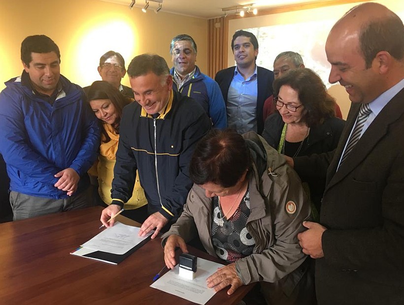 Senama y Chonchi firman acuerdo por "Ciudades Amigables"