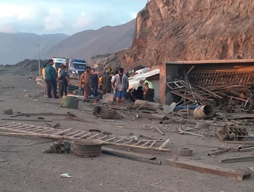 [FOTOS] Volcamiento paraliza tránsito vehicular al sur de Iquique ...