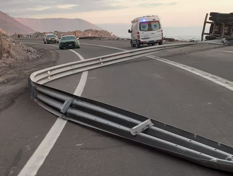[FOTOS] Volcamiento paraliza tránsito vehicular al sur de Iquique ...