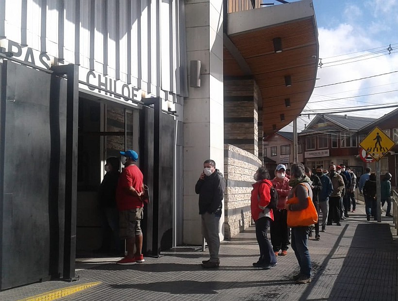 Apertura de multitienda en mall de Castro genera largas filas | soychile.cl