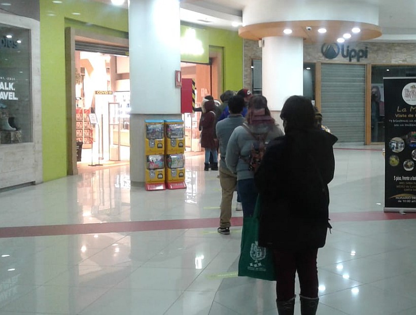 Apertura de multitienda en mall de Castro genera largas filas