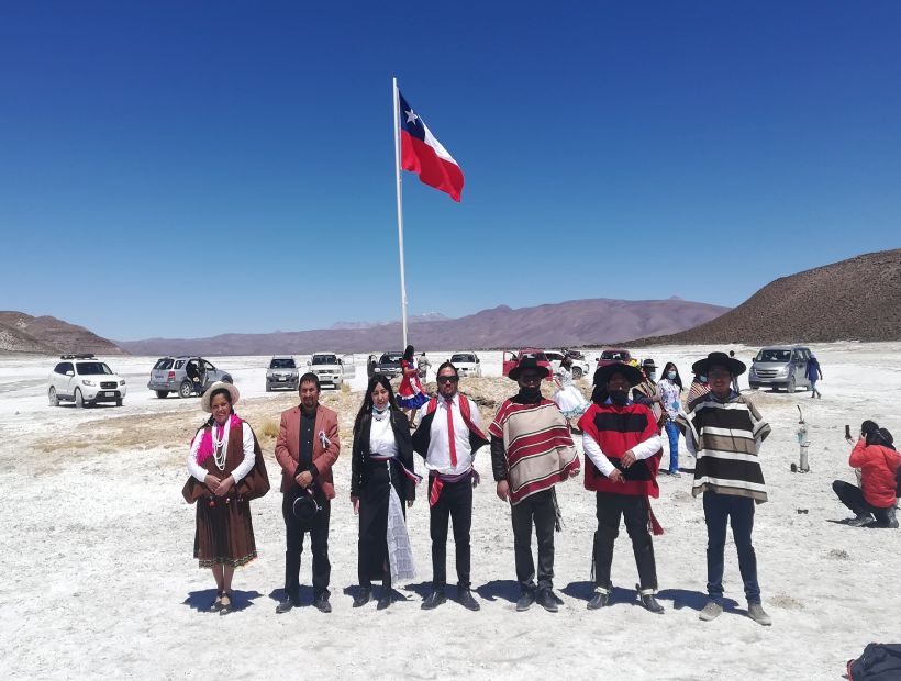 [FOTOS] Izan bandera chilena en el salar de Coipasa en Tarapacá