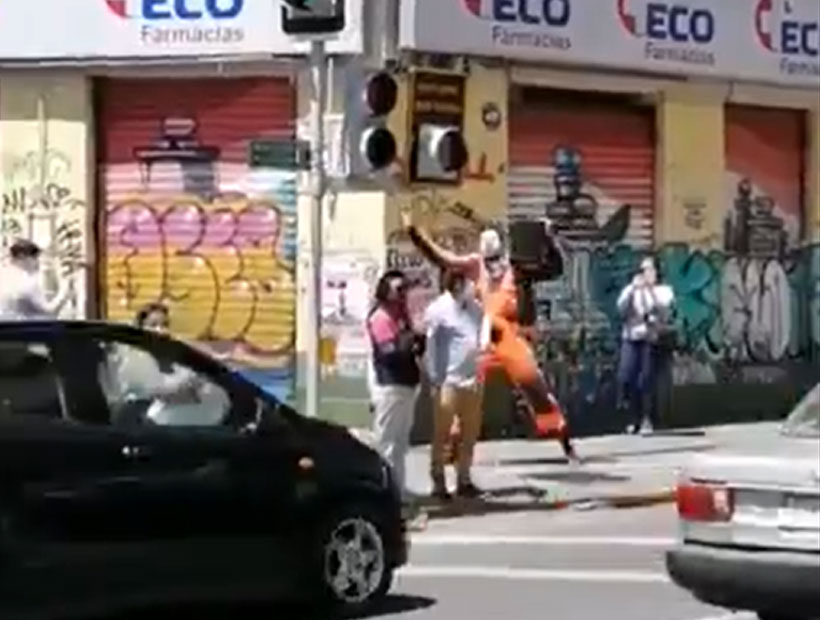 [VIDEO] Así fue el divertido frente a frente del Mimo Tuga y una unidad ...