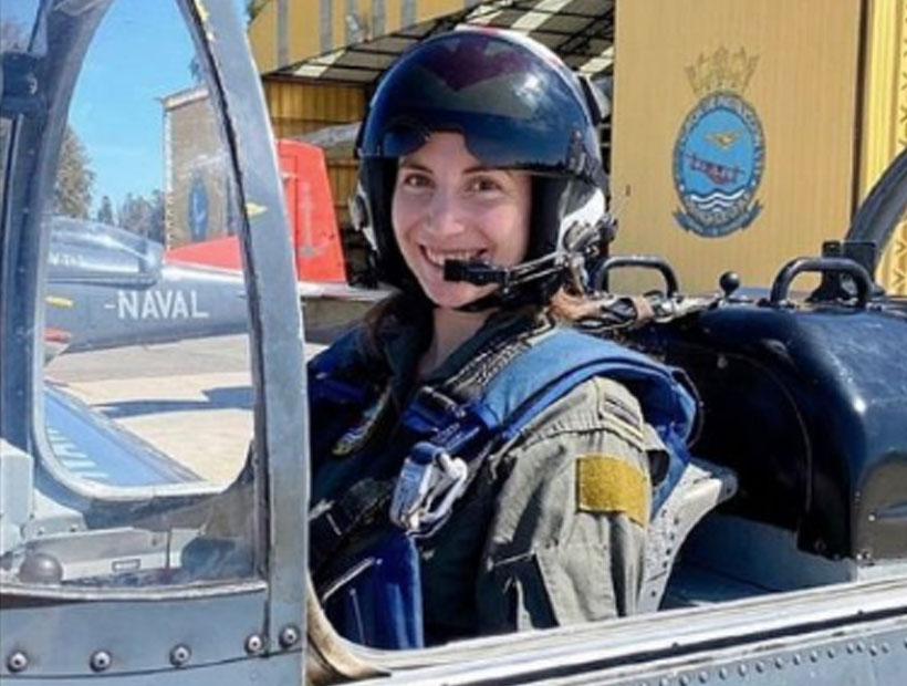 Egresa primera mujer piloto de la Armada: partirá trabajando en la base ...