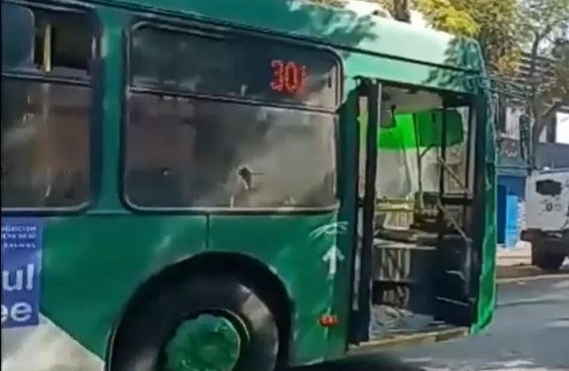 Intentan quemar dos buses del Transantiago en las afueras del Liceo Barros Borgoño